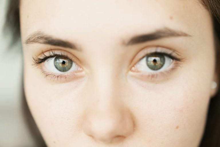 How To Look More Intelligent Using Only Your Eyes - PsyBlog