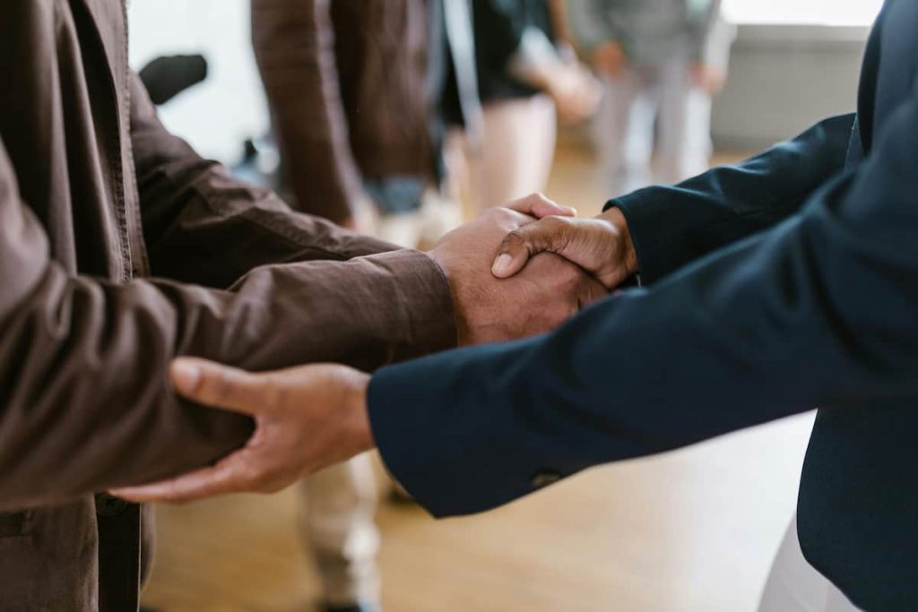10 Subtle Traits & Behaviours That Make People Trust You Instantly (P ...